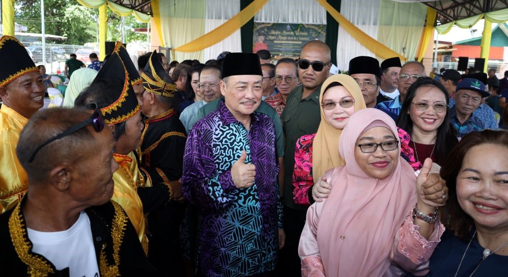 Sumbangan bakul makanan raya diserahkan kepada golongan asnaf DUN Tandek